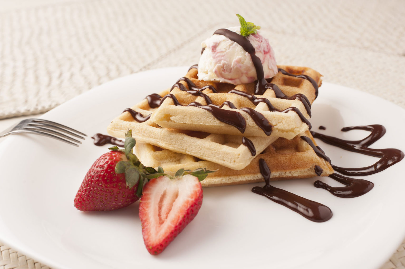 Waffle con Helado y Salsa de Chocolate - Ya